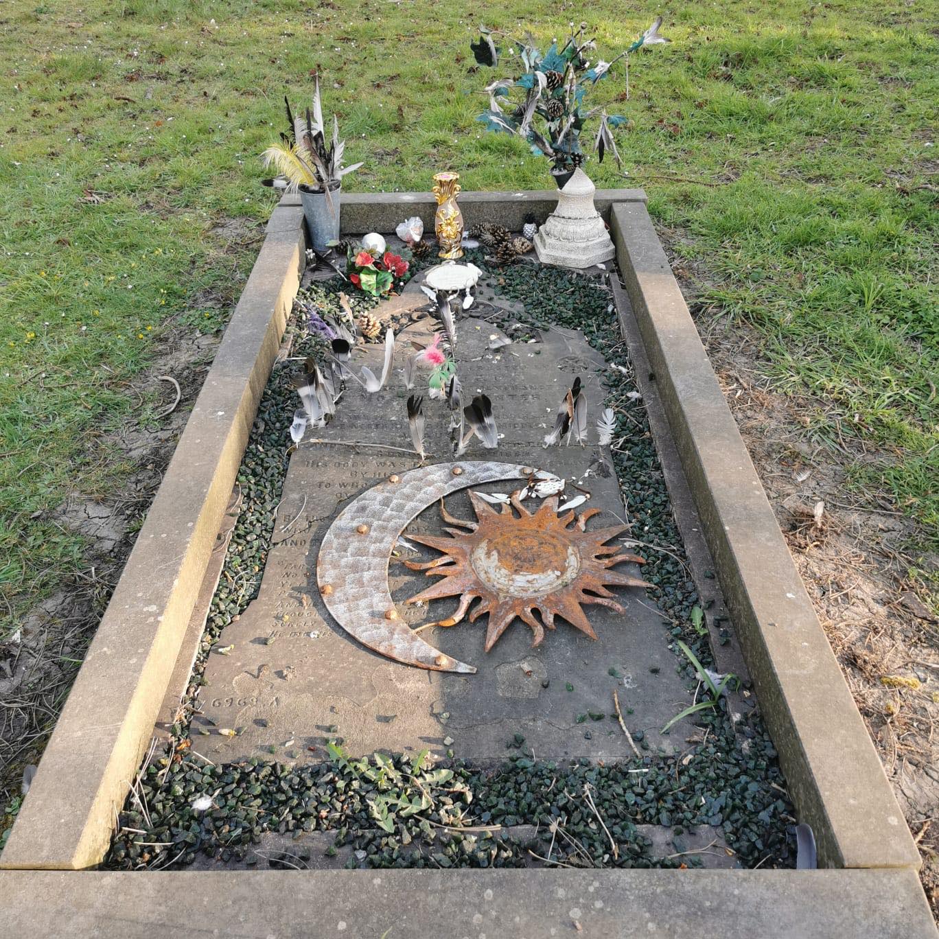 The Grave of Moses Carpenter (Middlesbrough, 1889) – North East Statues