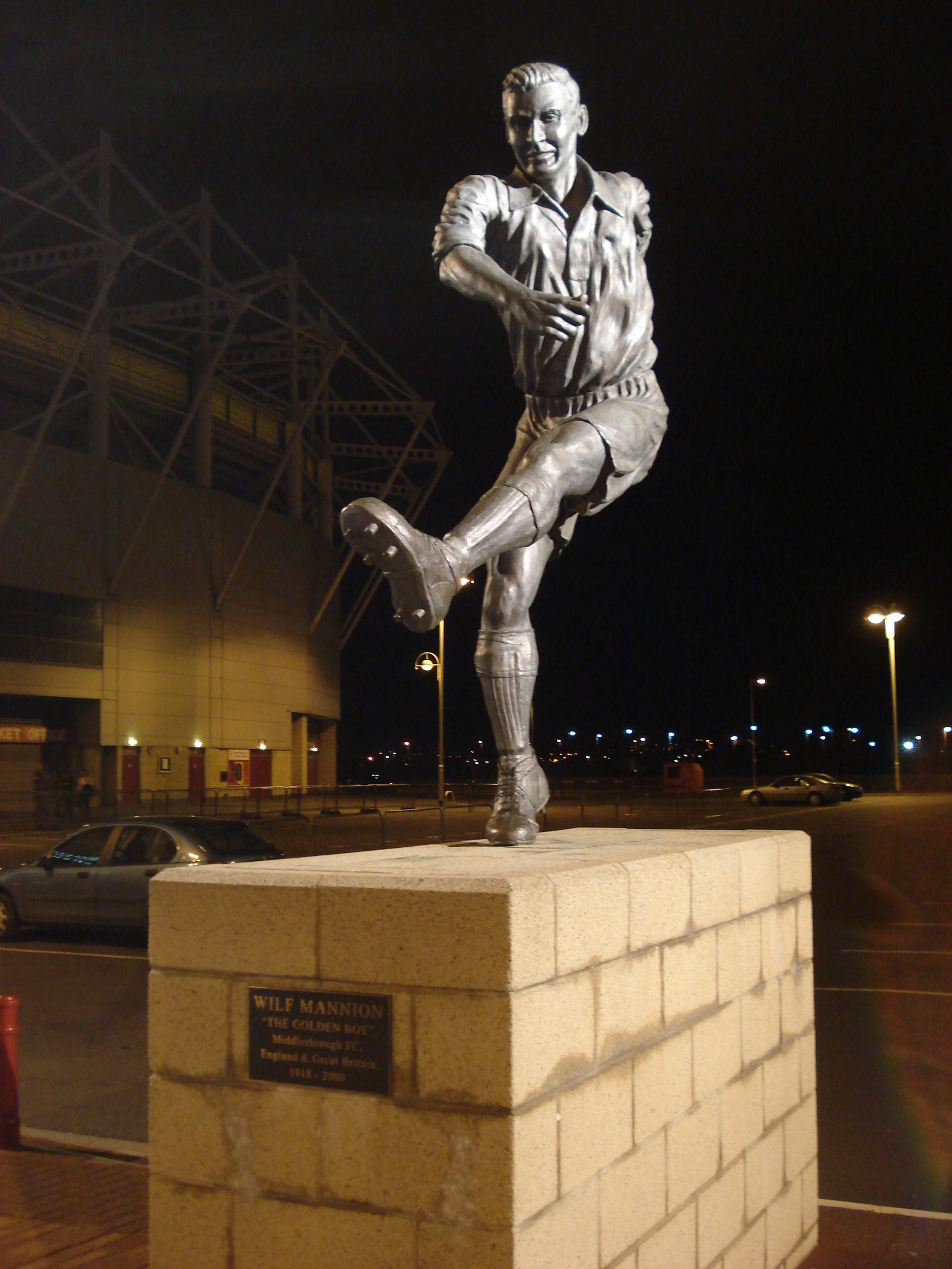 Wilf Mannion (Middlesbrough, Tom Maley, 2000) – North East Statues